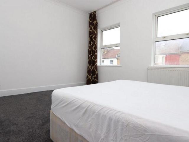 Shared Living/roommate 5 Bedroom For Rent London London 975 ES90559486