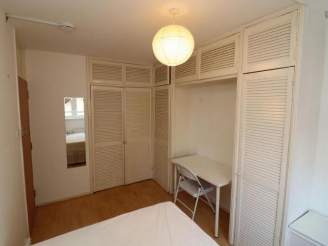 Shared Living/roommate 5 Bedroom For Rent London London 975 ES90559579