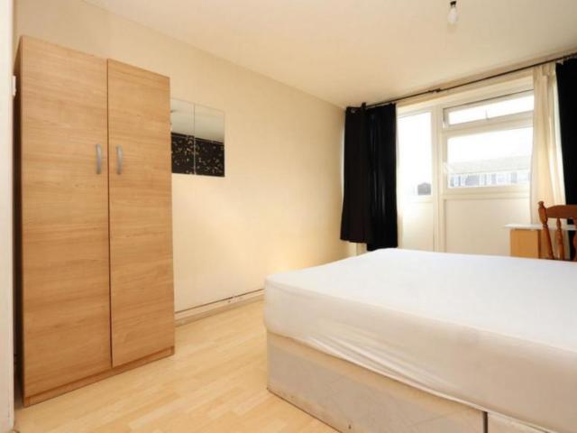 Shared Living/roommate 5 Bedroom For Rent London London 975 ES90559866