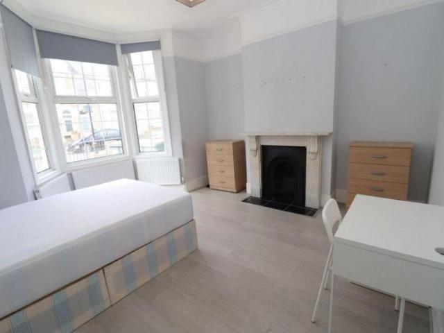 Shared Living/roommate 5 Bedroom For Rent London London 975 ES90559901