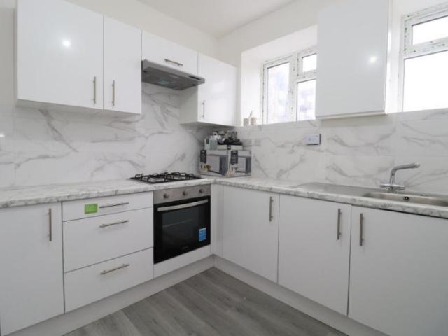 Shared Living/roommate 5 Bedroom For Rent London London 975 ES90561849
