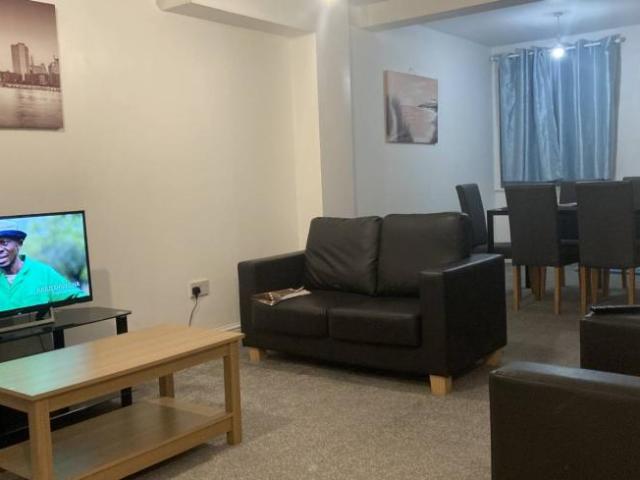 Shared Living/roommate 5 Bedroom For Rent London London 979 ELS101819558