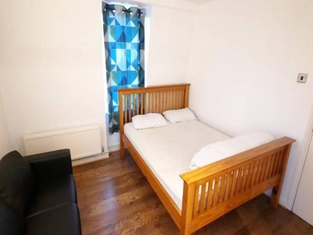 Shared Living/roommate 5 Bedroom For Rent London London 980 ES99724981