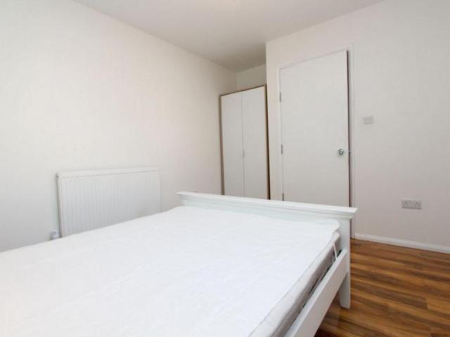 Shared Living/roommate 5 Bedroom For Rent London London 997 ES90559658