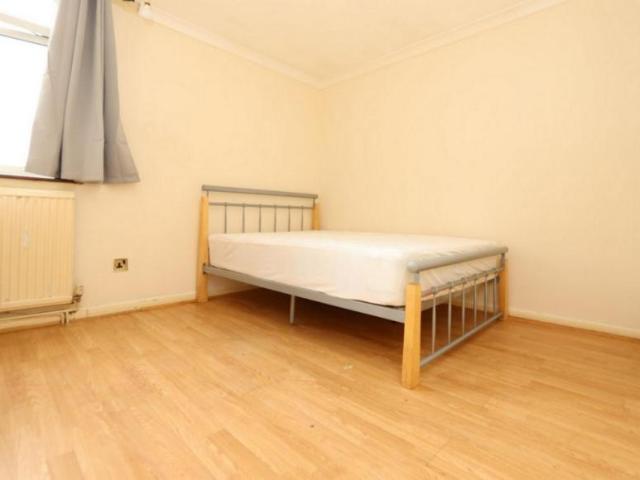 Shared Living/roommate 5 Bedroom For Rent London London 997 ES90559335
