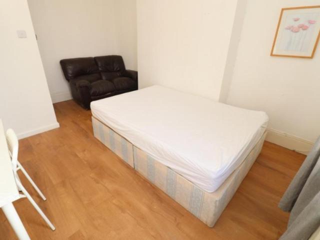 Shared Living/roommate 5 Bedroom For Rent London London 997 ES90561723