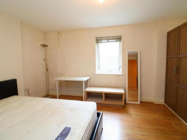 Shared Living/roommate 5 Bedroom For Rent London London 997 ES90563904