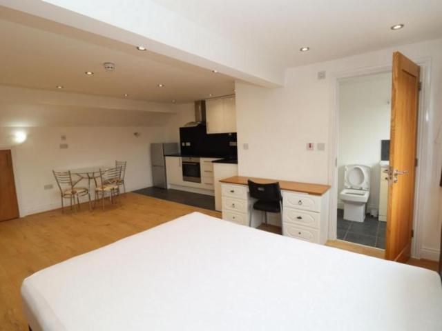 Shared Living/roommate 6 Bedroom For Rent London London 1279 ELS90559614