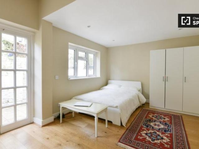 Shared Living/roommate 6 Bedroom For Rent London London 1290 ES102797089