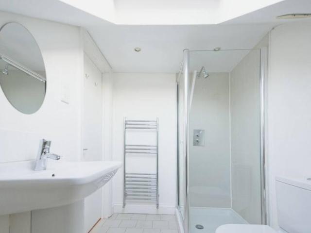 Shared Living/roommate 6 Bedroom For Rent London London 1200 ES102797095