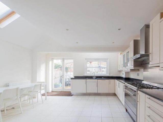 Shared Living/roommate 6 Bedroom For Rent London London 1380 ELS90563596