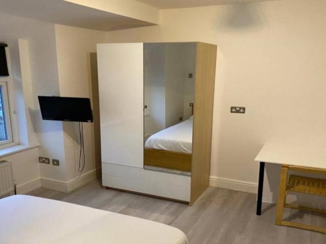 Shared Living/roommate 6 Bedroom For Rent London London 1450 ES101844570