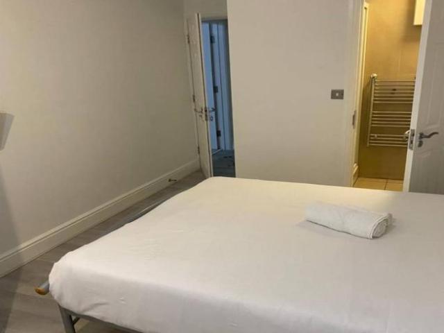 Shared Living/roommate 6 Bedroom For Rent London London 1450 ES101855773