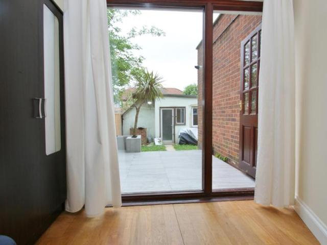 Shared Living/roommate 6 Bedroom For Rent London London 625 ES90562114