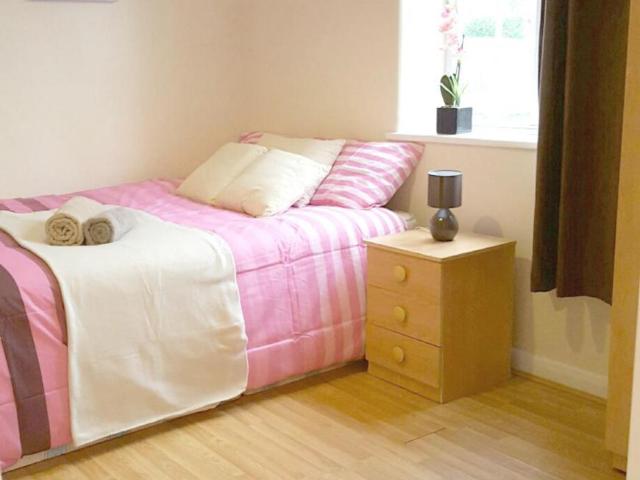 Shared Living/roommate 6 Bedroom For Rent London London 700 ES90562162