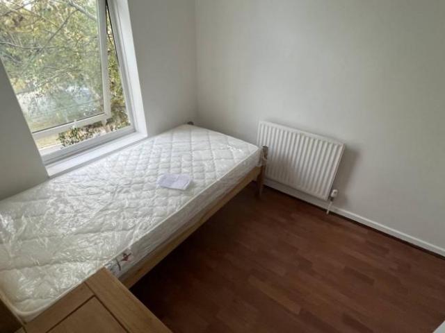Shared Living/roommate 6 Bedroom For Rent London London 750 ELS101737024