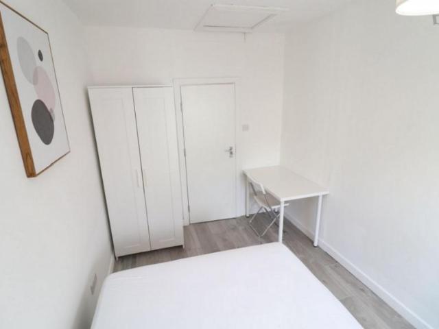 Shared Living/roommate 6 Bedroom For Rent London London 780 ES90559422