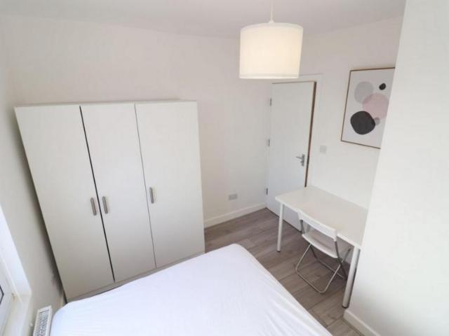 Shared Living/roommate 6 Bedroom For Rent London London 780 ES90559423
