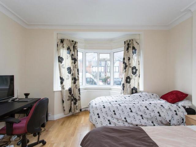 Shared Living/roommate 6 Bedroom For Rent London London 780 ES90562245