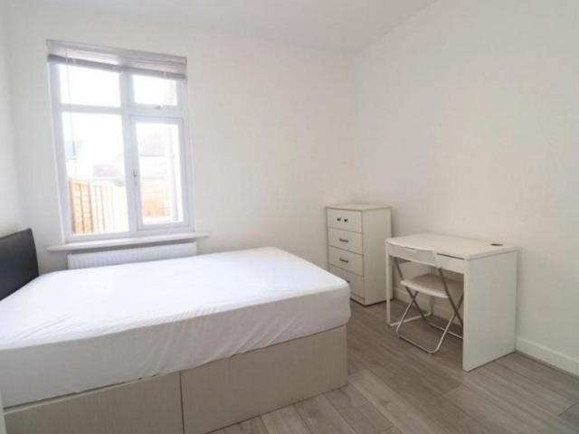 Shared Living/roommate 6 Bedroom For Rent London London 802 ES90559362