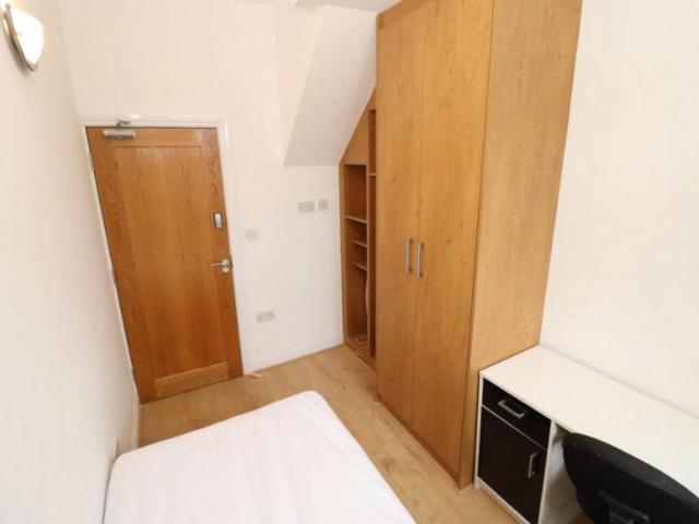 Shared Living/roommate 6 Bedroom For Rent London London 802 ES90559365