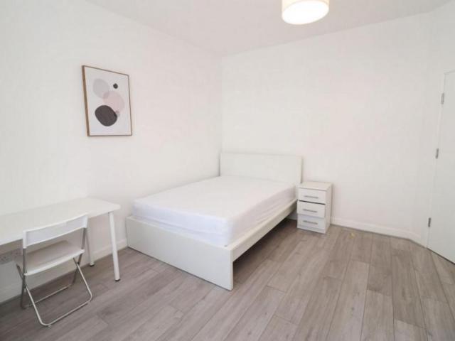 Shared Living/roommate 6 Bedroom For Rent London London 802 ES90559380