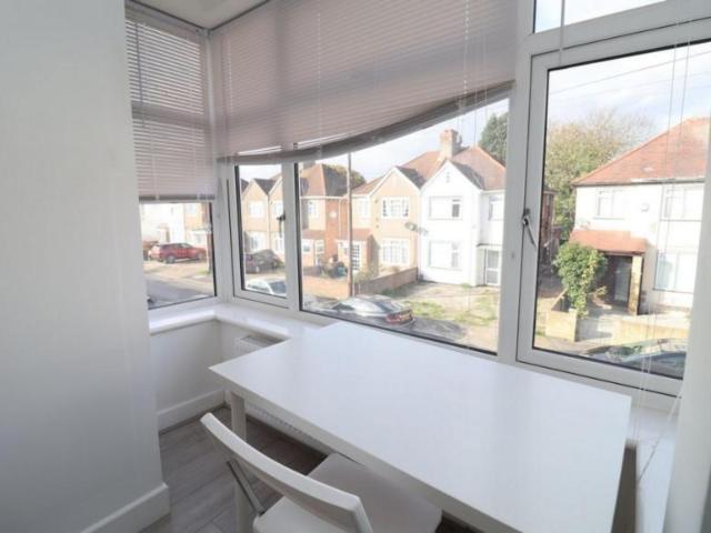 Shared Living/roommate 6 Bedroom For Rent London London 824 ES90559366