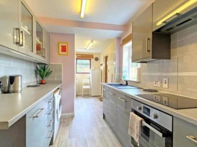 Shared Living/roommate 6 Bedroom For Rent London London 820 ELS101836893