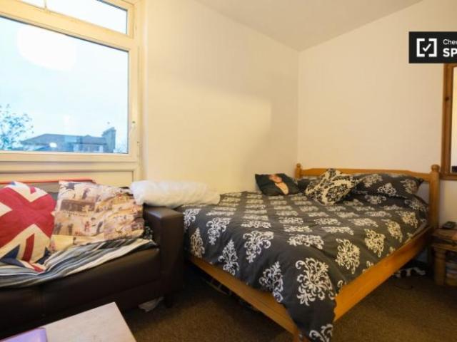 Shared Living/roommate 6 Bedroom For Rent London London 830 ELS102056166