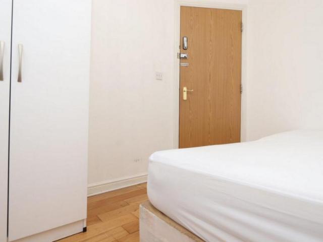 Shared Living/roommate 6 Bedroom For Rent London London 845 ES90559628