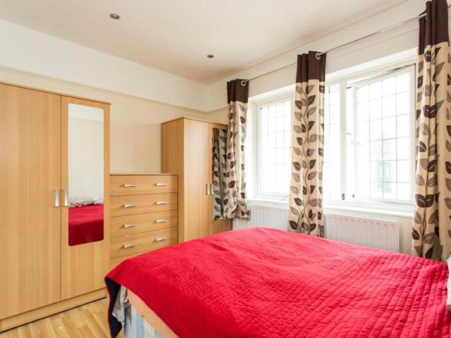Shared Living/roommate 6 Bedroom For Rent London London 850 ES90562368