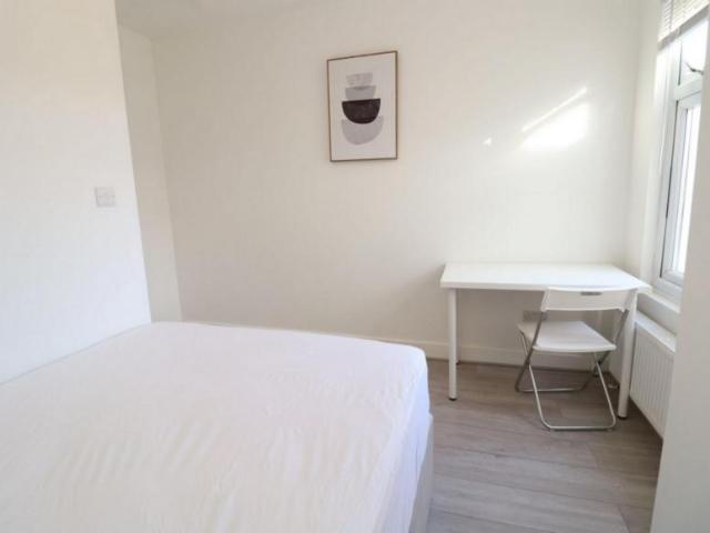 Shared Living/roommate 6 Bedroom For Rent London London 867 ES90559449