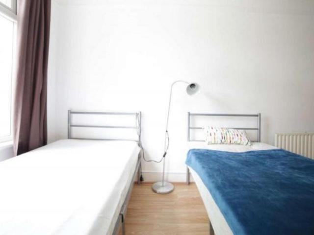 Shared Living/roommate 6 Bedroom For Rent London London 889 ES90559677