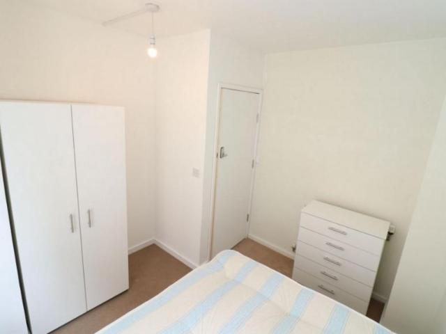 Shared Living/roommate 6 Bedroom For Rent London London 889 ES90559378