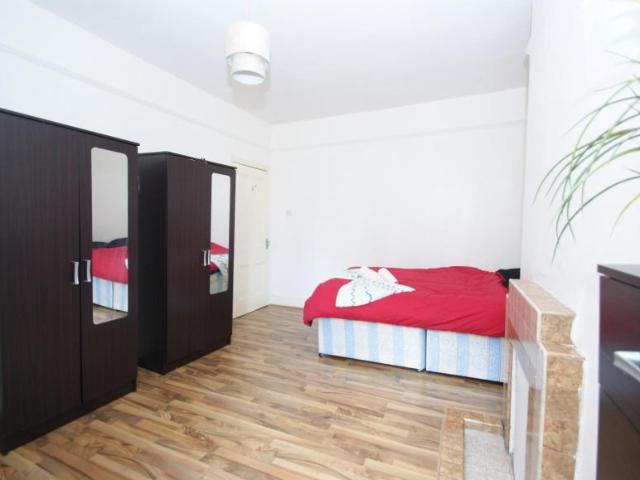 Shared Living/roommate 6 Bedroom For Rent London London 880 ES90562508
