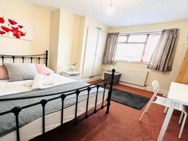 Shared Living/roommate 6 Bedroom For Rent London London 890 ELS101838100