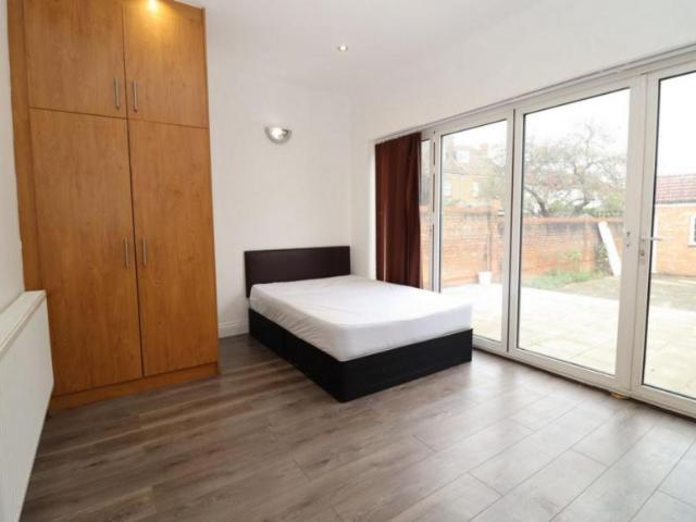 Shared Living/roommate 6 Bedroom For Rent London London 910 ES90559594