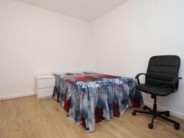 Shared Living/roommate 6 Bedroom For Rent London London 910 ES90559789