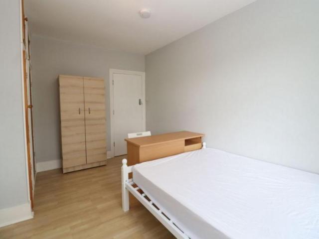 Shared Living/roommate 6 Bedroom For Rent London London 910 ES90559816