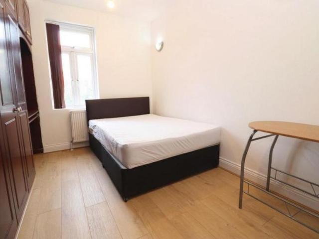 Shared Living/roommate 6 Bedroom For Rent London London 910 ES90559379