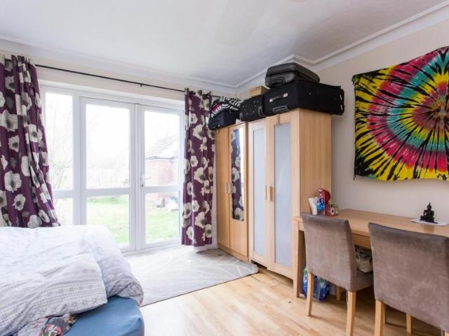 Shared Living/roommate 6 Bedroom For Rent London London 910 ES90562559