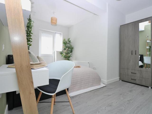 Shared Living/roommate 6 Bedroom For Rent London London 920 ES90562567