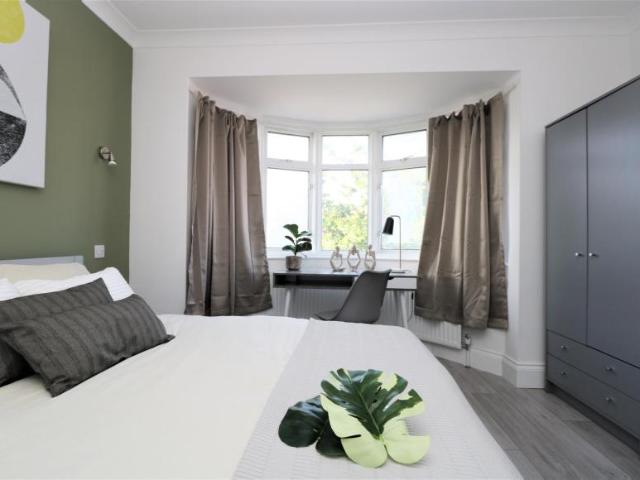 Shared Living/roommate 6 Bedroom For Rent London London 920 ES90563352