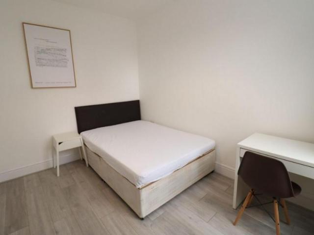 Shared Living/roommate 6 Bedroom For Rent London London 932 ES90559884