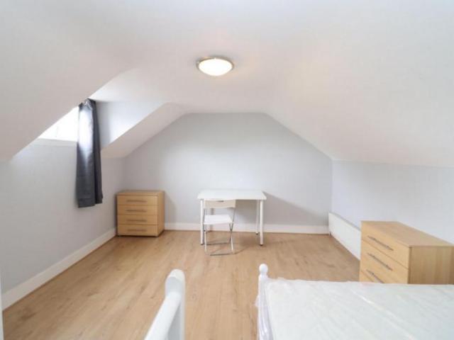 Shared Living/roommate 6 Bedroom For Rent London London 954 ES90559304