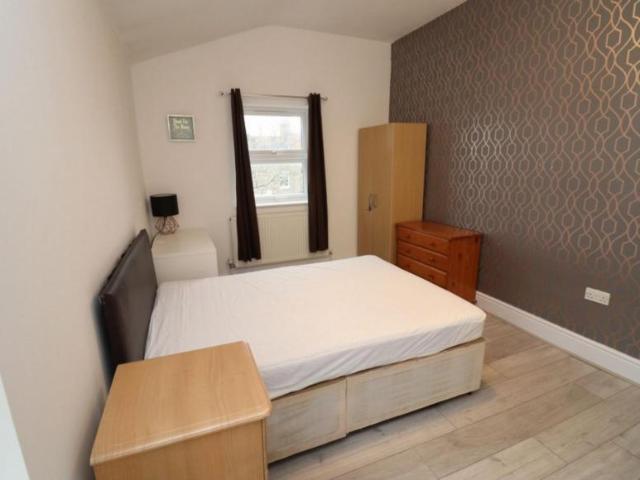 Shared Living/roommate 6 Bedroom For Rent London London 975 ES90559885