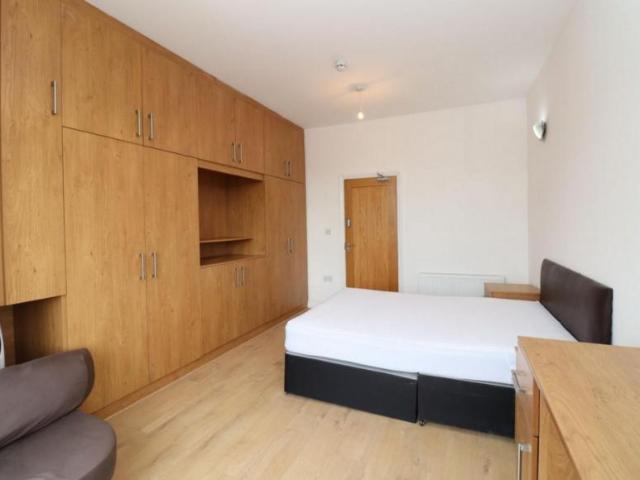Shared Living/roommate 6 Bedroom For Rent London London 997 ES90559643