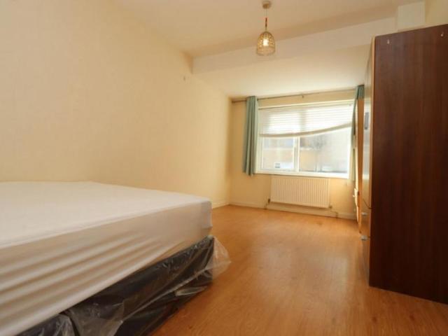 Shared Living/roommate 6 Bedroom For Rent London London 997 ES90559886