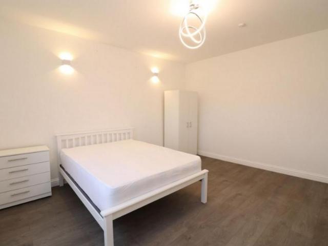 Shared Living/roommate 6 Bedroom For Rent London London 997 ES90559973