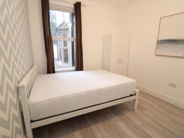 Shared Living/roommate 6 Bedroom For Rent London London 997 ES90559277